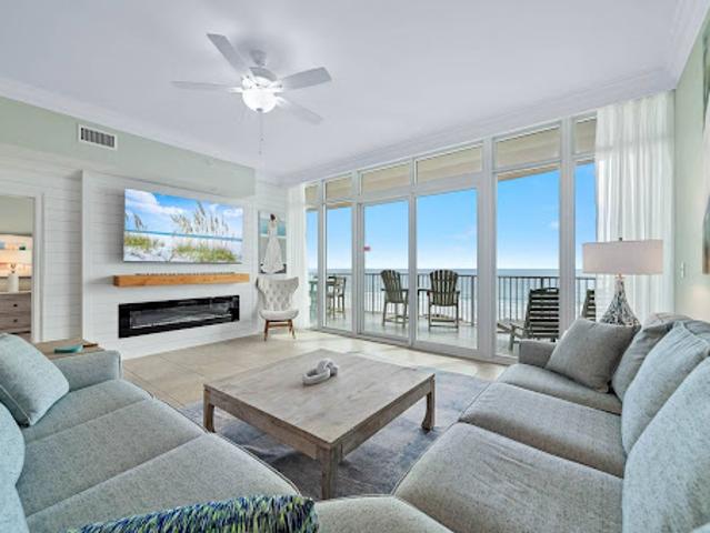 Seaside apartment with pool