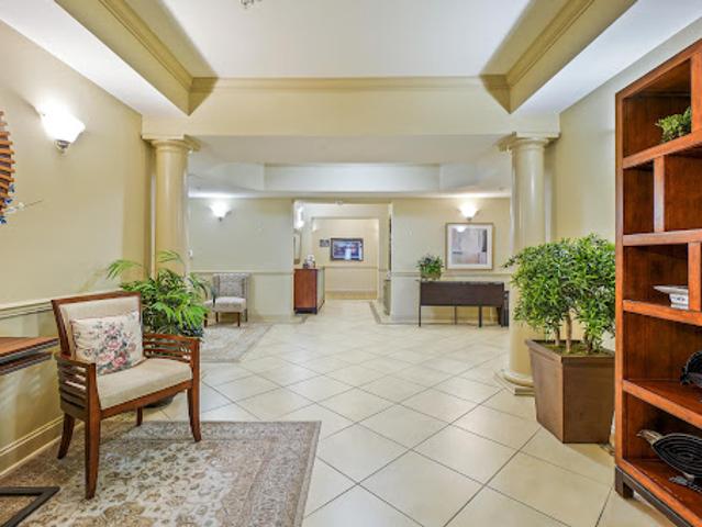 Apartment with pool
