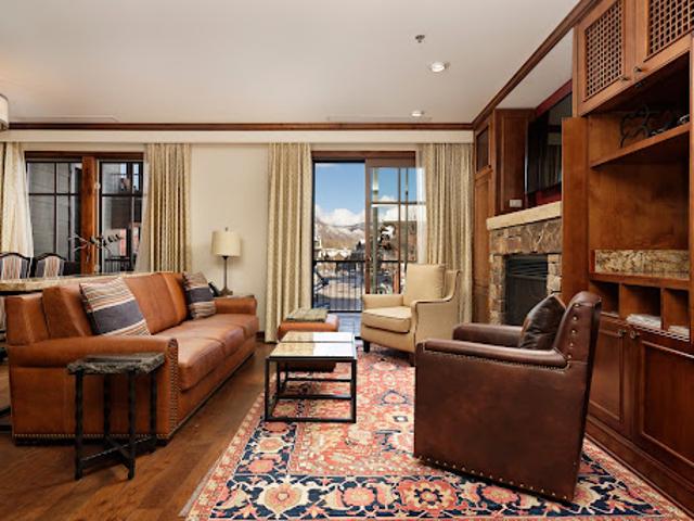 Apartment with pool