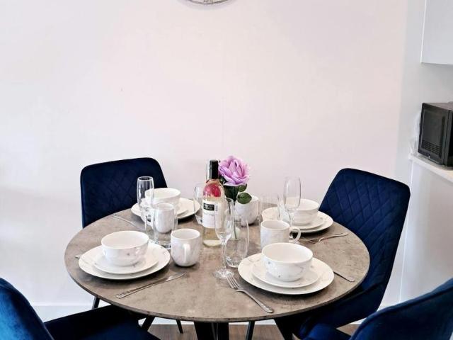 Apartment 2 Bedroom For Rent Salford Salford 2800 ES103152971