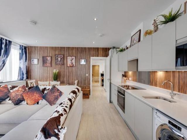 Apartment 2 Bedroom For Sale Chertsey Surrey 300000 ES100733526
