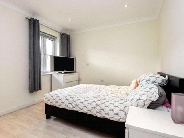 Apartment 2 Bedroom For Sale Cobham Surrey 280000 ES98233185