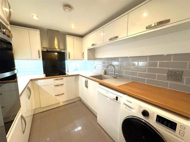 Apartment 2 Bedroom For Sale Fleet Hampshire 305000 ES98903425