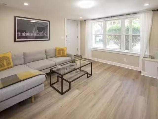 Apartment 2 bedrooms in Logan Square