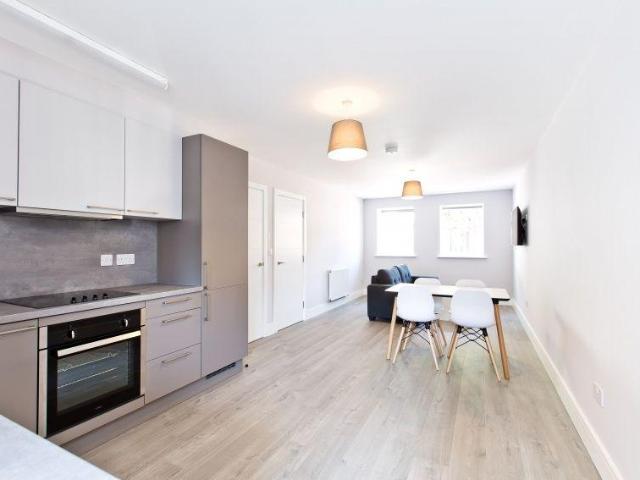 Apartment 2, Lynthorpe House, City. 2 bed flat to rent £1,060 pcm £245 pw