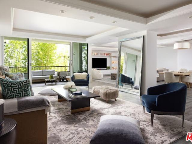 Apartment with terrace and pool