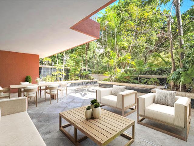 Seaside apartment with pool
