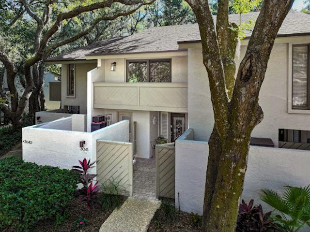 Apartment with pool