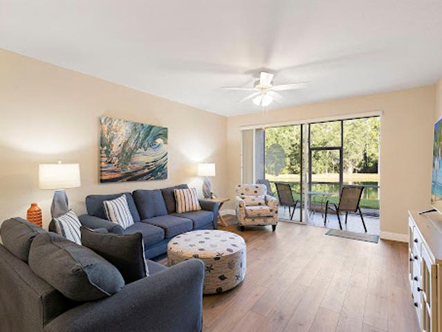 Apartment with pool