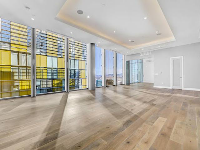 Apartment with pool