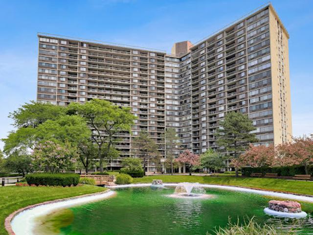 Apartment with pool