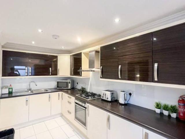 Apartment 4 Bedroom For Rent London London 9560 ES101807285