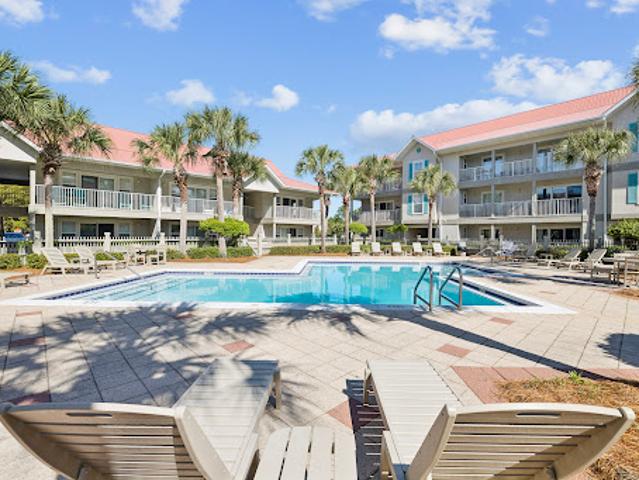 Apartment with terrace and pool