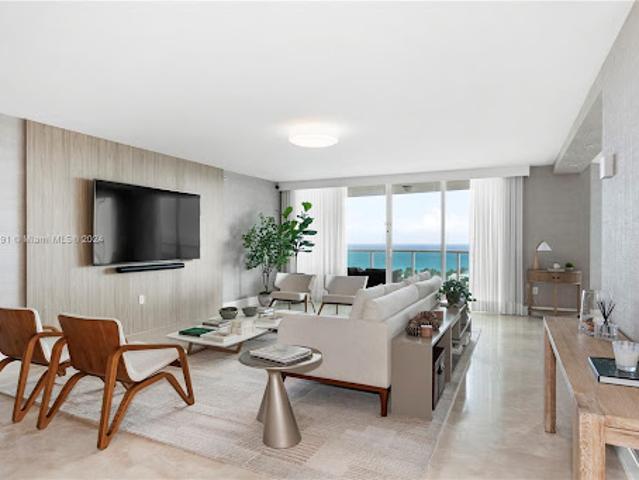 Apartment with pool