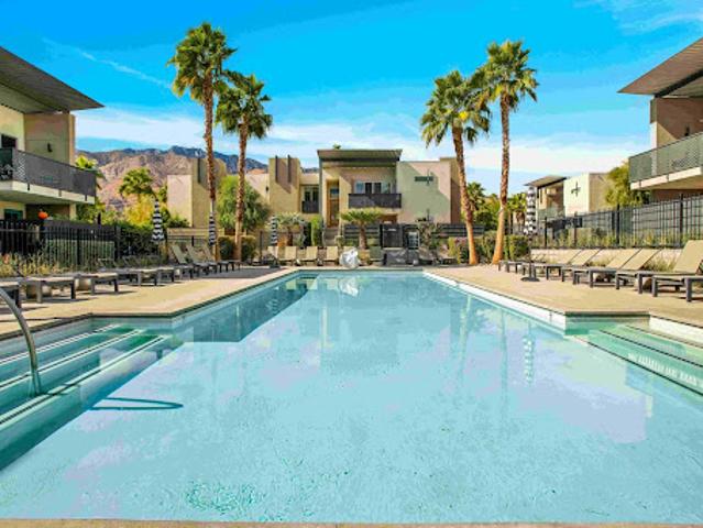 Apartment with pool