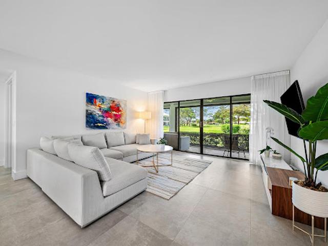 Apartment with pool