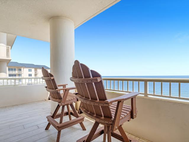 Seaside apartment with pool