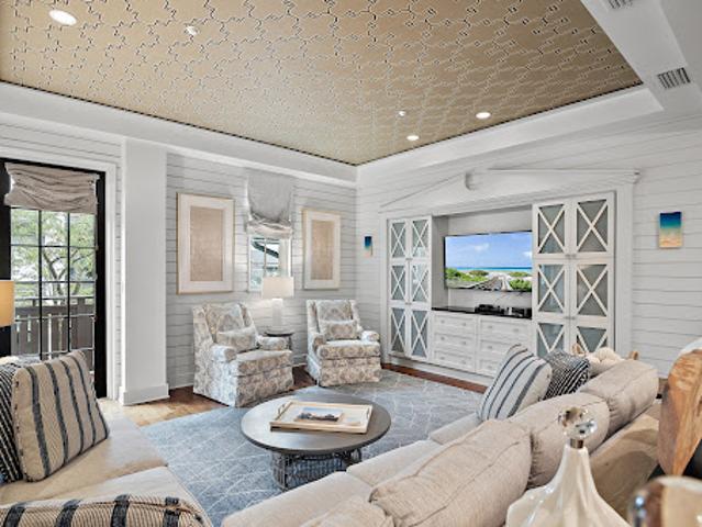 Seaside apartment with pool
