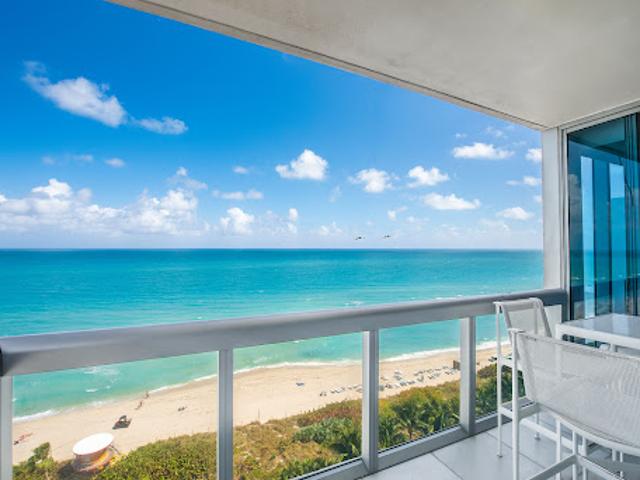 Seaside apartment with pool