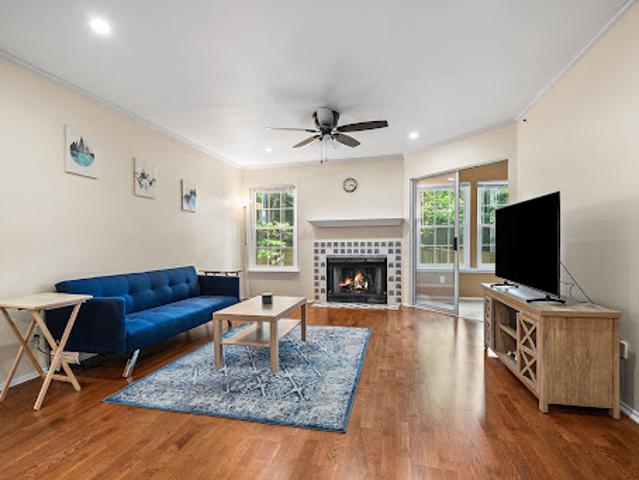 Apartment with pool