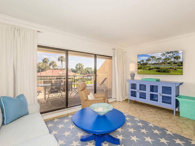 Apartment with pool