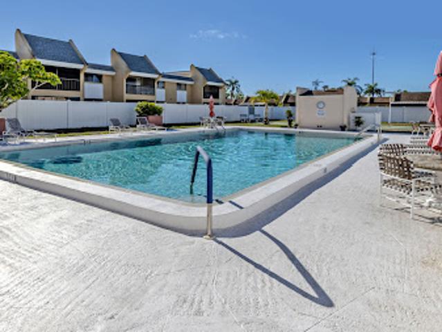 Apartment with pool