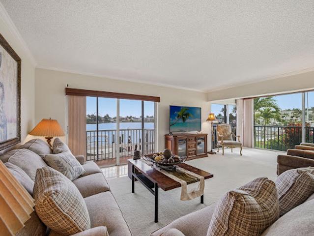 Apartment with pool