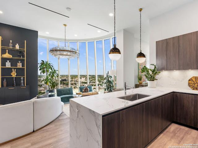 Apartment with pool