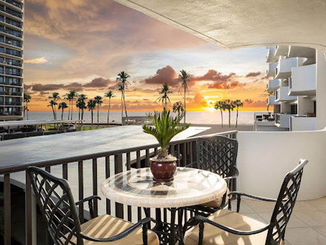 Seaside apartment with pool