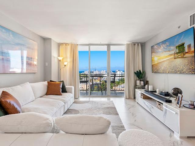 Seaside apartment with pool