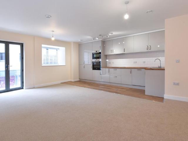 Apartment 9, 41 Southgate Street 2 bed flat to rent £1,325 pcm £306 pw