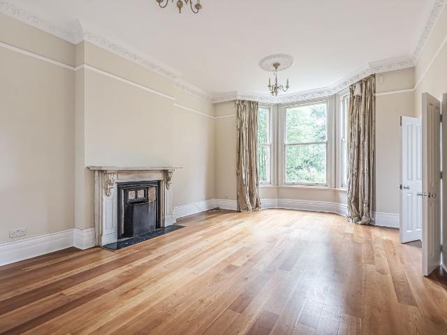 apartment at 2 bedroom flat to rent in The Barons, St Margarets TW1