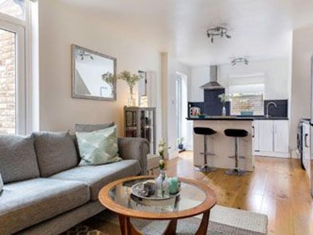 apartment at 2 bedroom flat to rent in Penwith Road, Earlsfield SW18