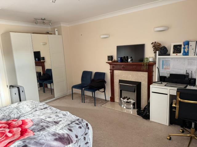 Apartment at Courtenay Avenue, Greater London