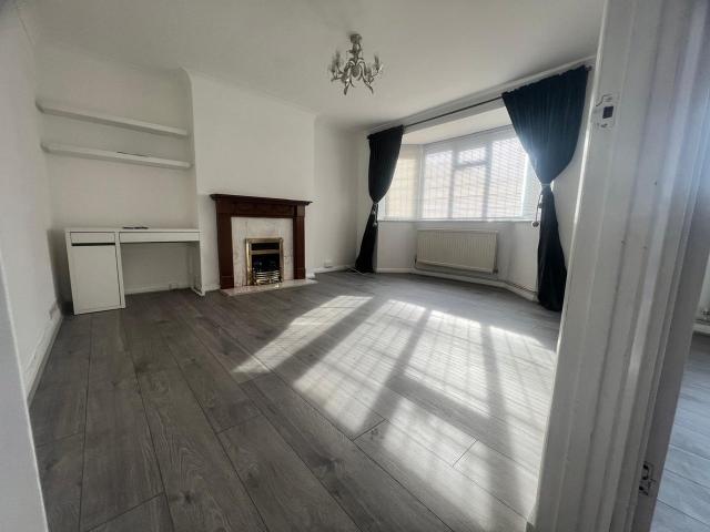 Apartment at Courtfield Avenue, Greater London