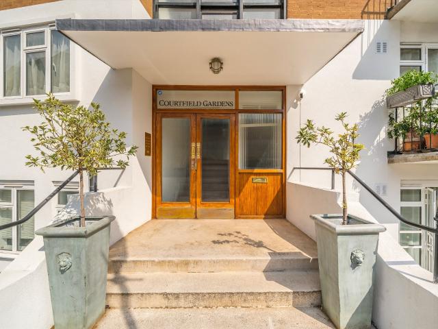 Apartment at Courtfield Gardens, Greater London