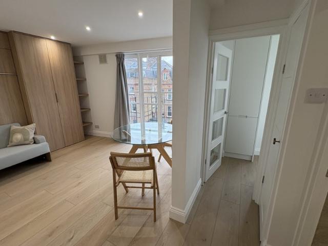 Apartment at Courtfield Gardens, Greater London