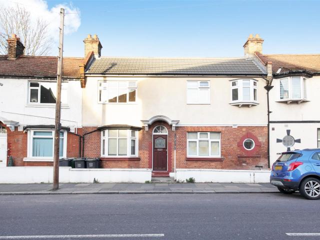Apartment at Courthill Road, Greater London