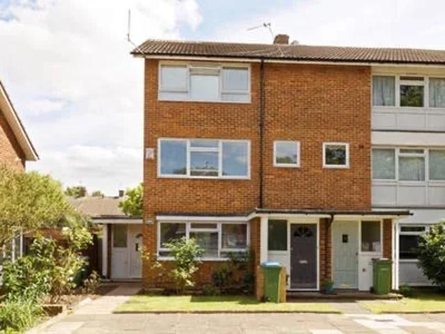 Apartment at Courtlands Avenue, Greater London