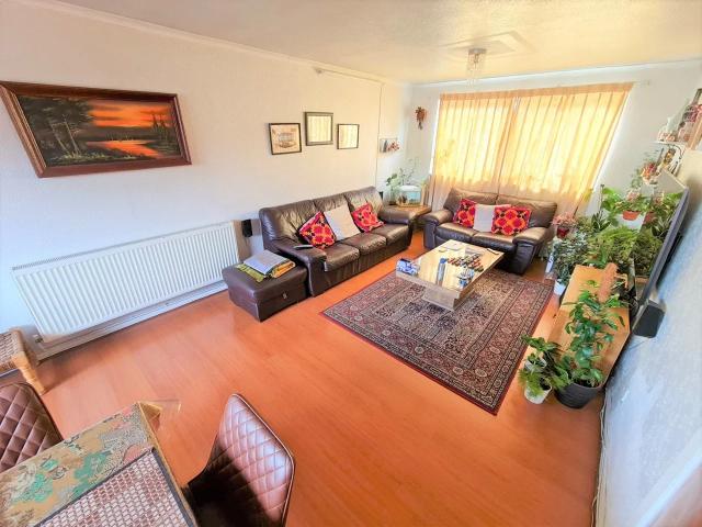 Apartment at Cowbridge Lane, Greater London
