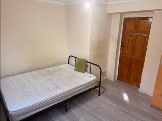 Apartment at Cowbridge Lane, Greater London
