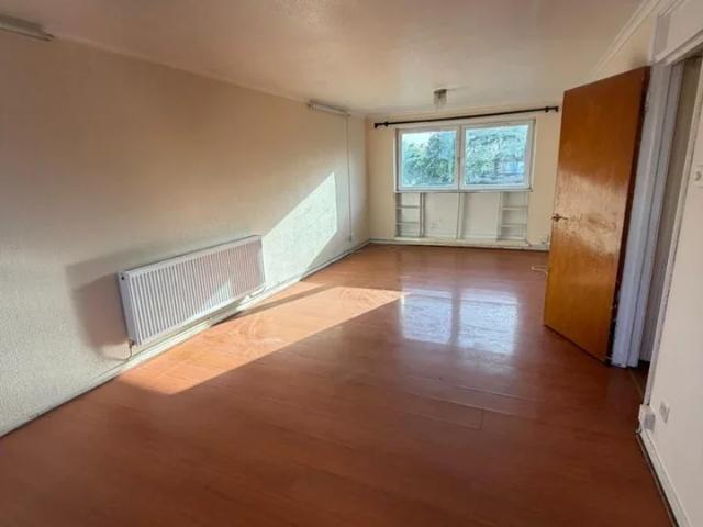 Apartment at Cowbridge Lane, Greater London