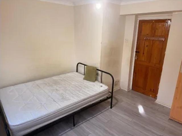 Apartment at Cowbridge Lane, Greater London