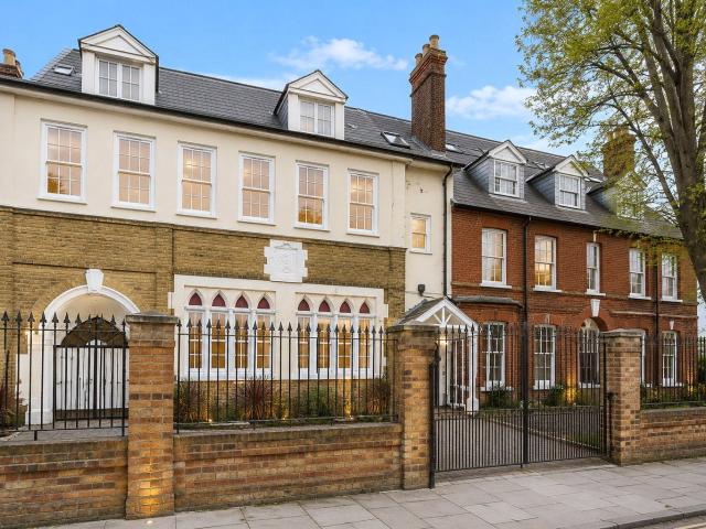 Apartment at Cobourg Road Estate, Greater London
