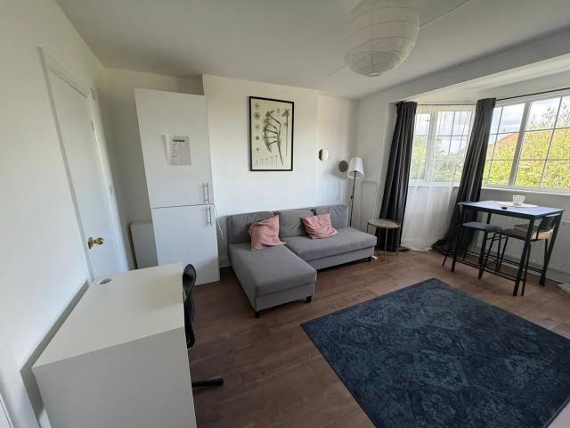 Apartment at Colindeep Gardens, Greater London