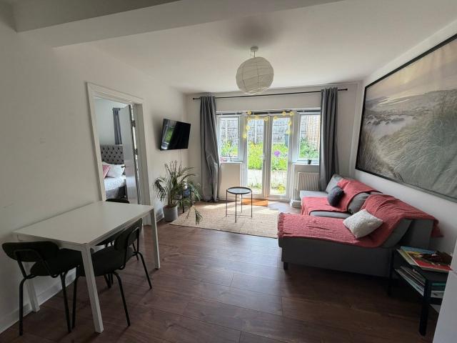 Apartment at Colindeep Gardens, Greater London