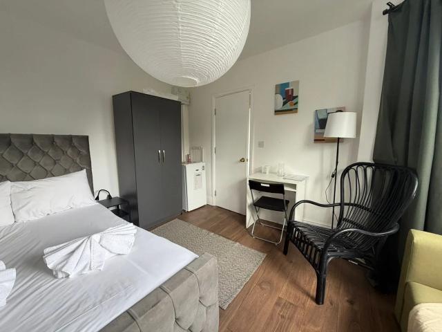 Apartment at Colindeep Gardens, Greater London