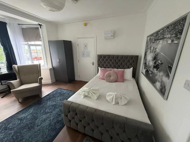 Apartment at Colindeep Gardens, Greater London