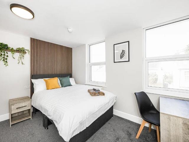 Room at College Avenue, Gillingham