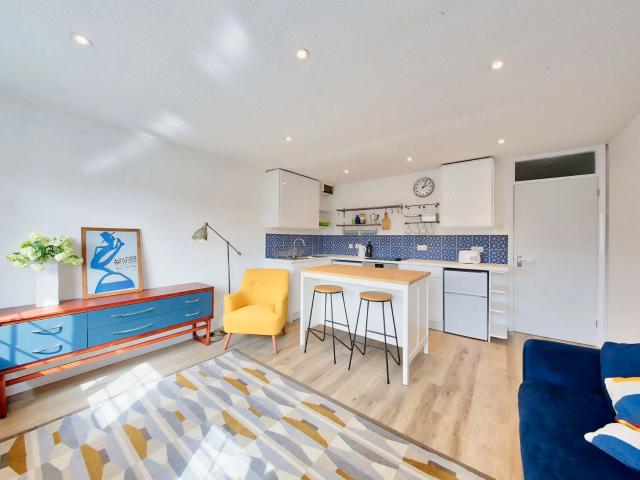 Apartment at College Gardens, Greater London